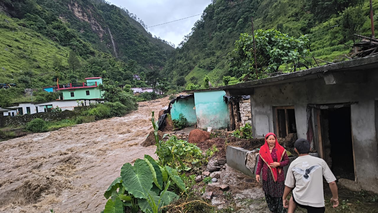 Cloudburst in Chamoli: चमोली में बादल फटा, मोक्ष नदी उफान पर; लोगों के घरों में घुसा पानी- VIDEO ...